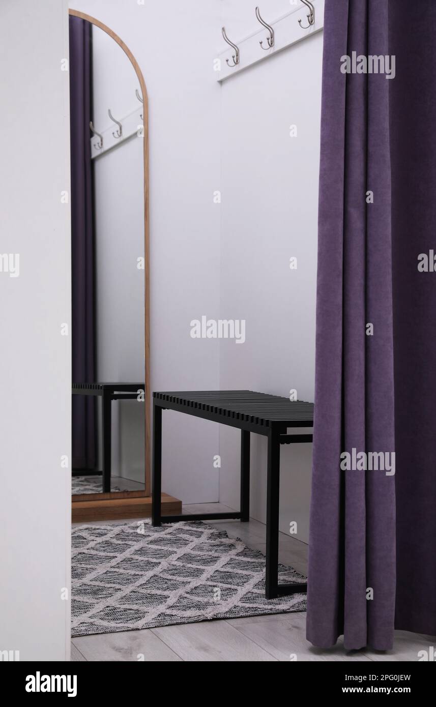 Empty dressing room in fashion store. Stylish interior Stock Photo - Alamy
