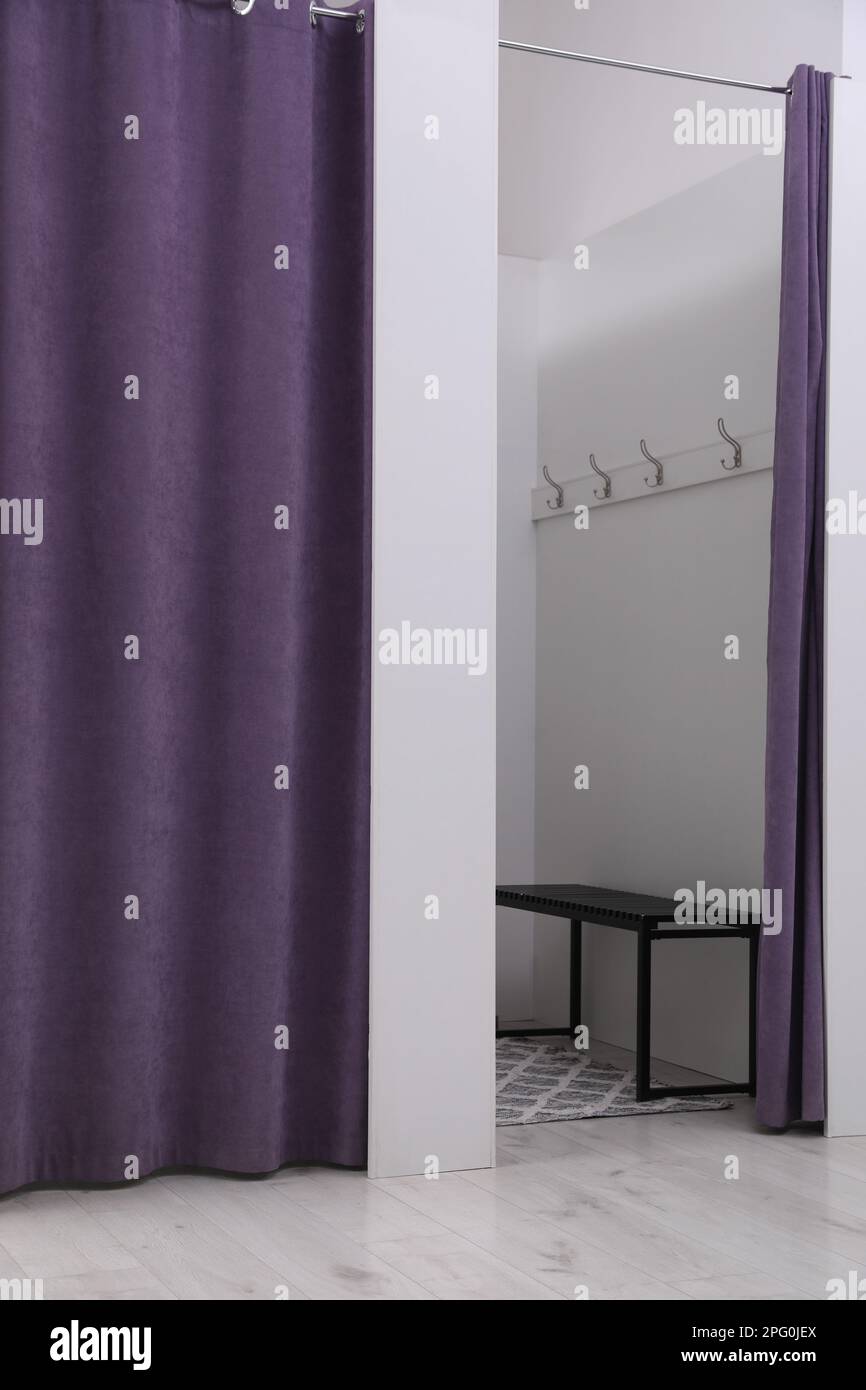 Empty dressing room in fashion store. Stylish interior Stock Photo - Alamy