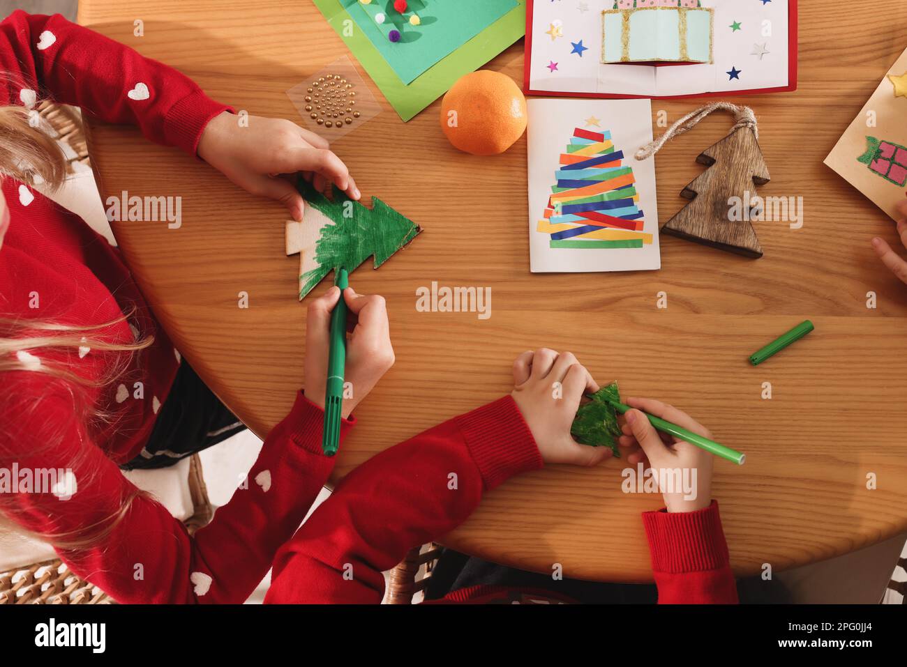 Children paper crafts table hi-res stock photography and images - Alamy