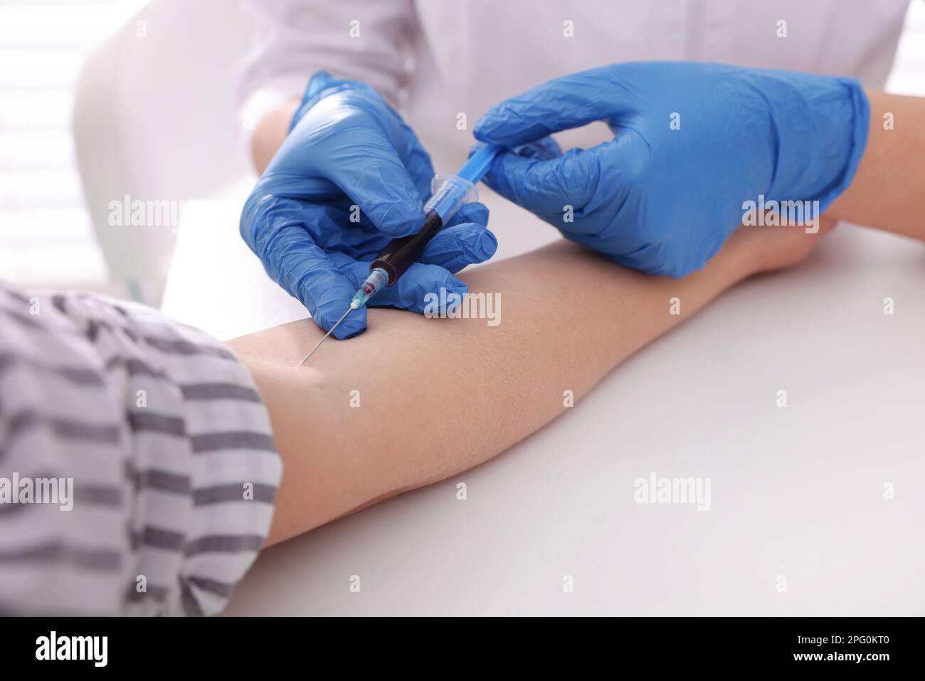 Doctor drawing blood hi-res stock photography and images - Alamy