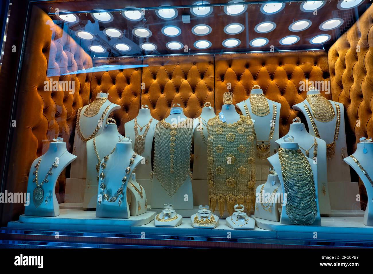 Gold necklace design hi-res stock photography and images - Alamy