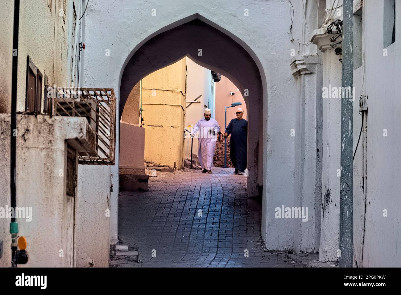 Muscat oman souq muttrah men hi-res stock photography and images - Alamy