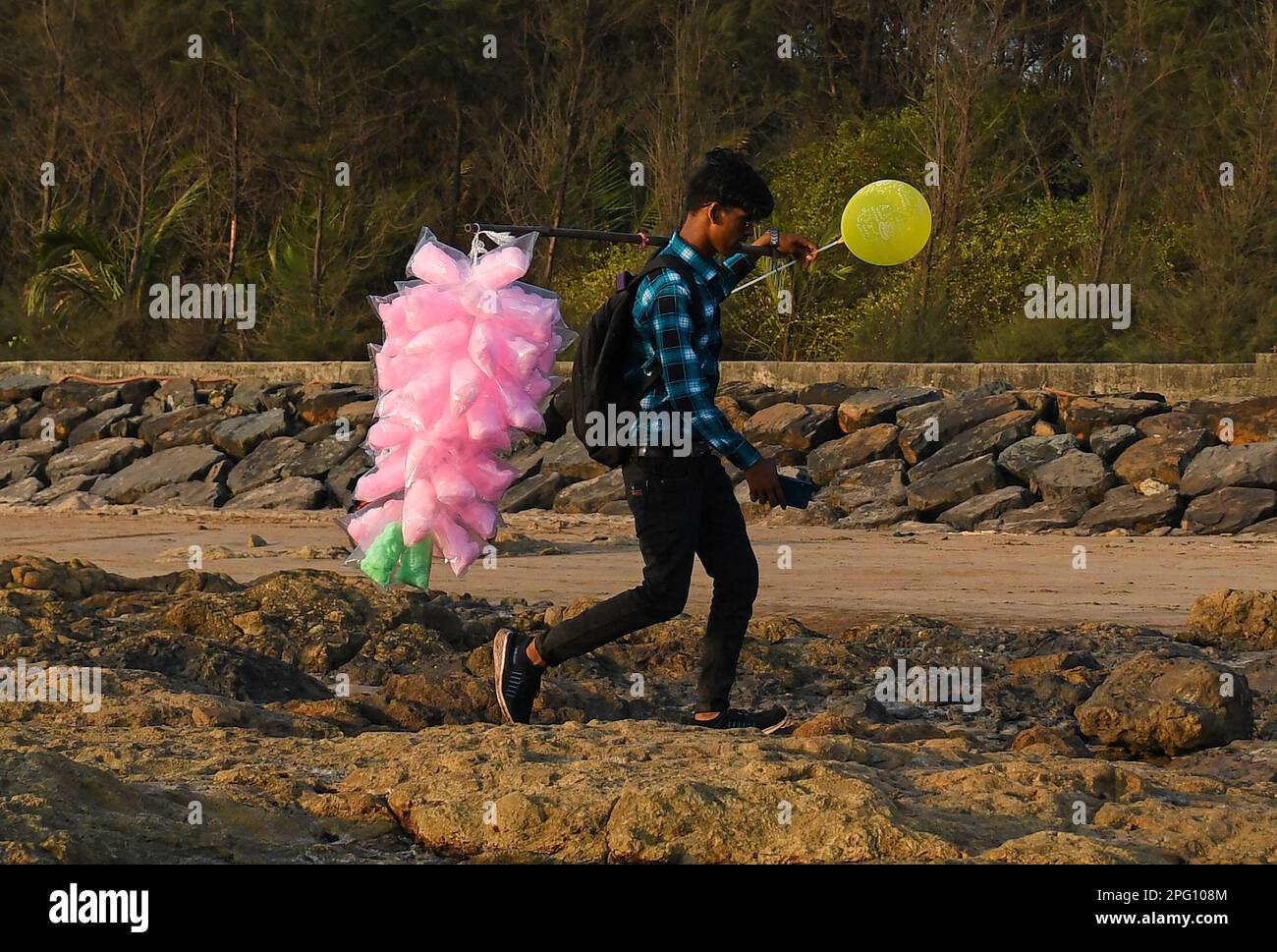 Mumbai, India. 19th Mar, 2023. A candy floss seller is seen at a beach ...