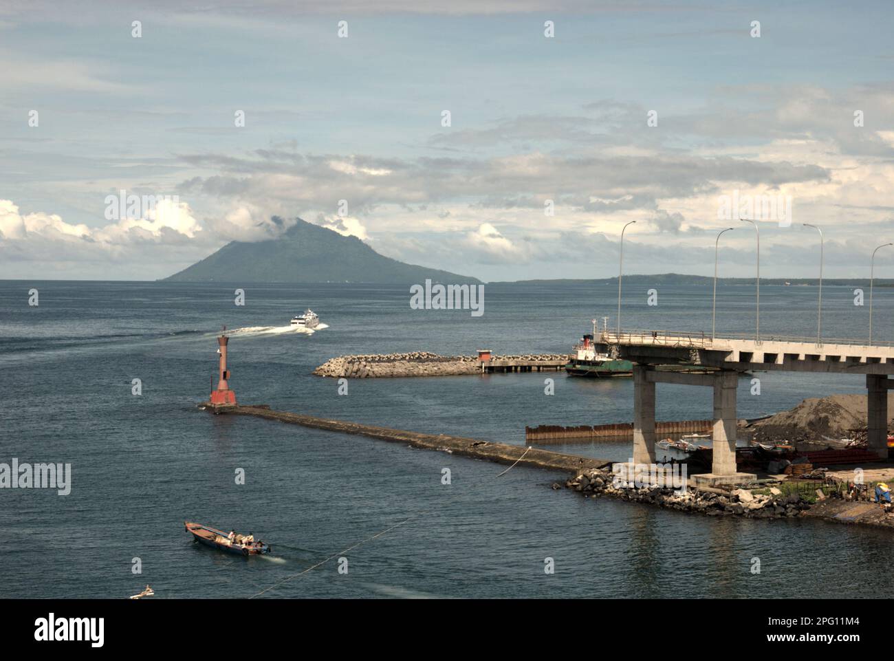 Jembatan soekarno hi-res stock photography and images - Alamy