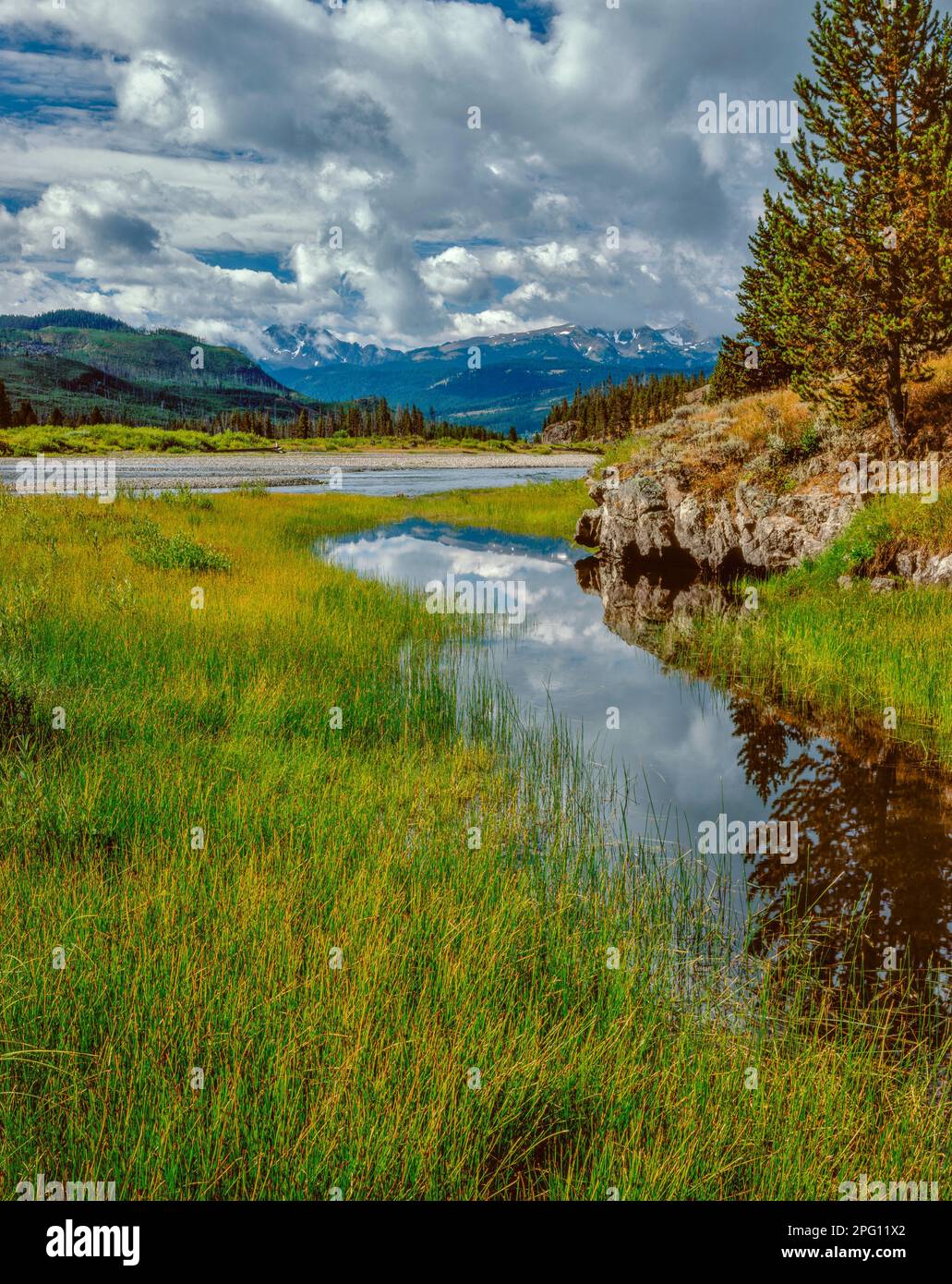 Yellowstone park lakes hi-res stock photography and images - Alamy