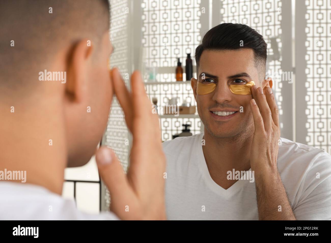 Hydrogel golden yellow eye hi-res stock photography and images - Alamy