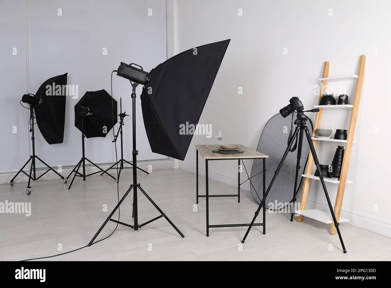 Photographic studio setting hi-res stock photography and images - Alamy