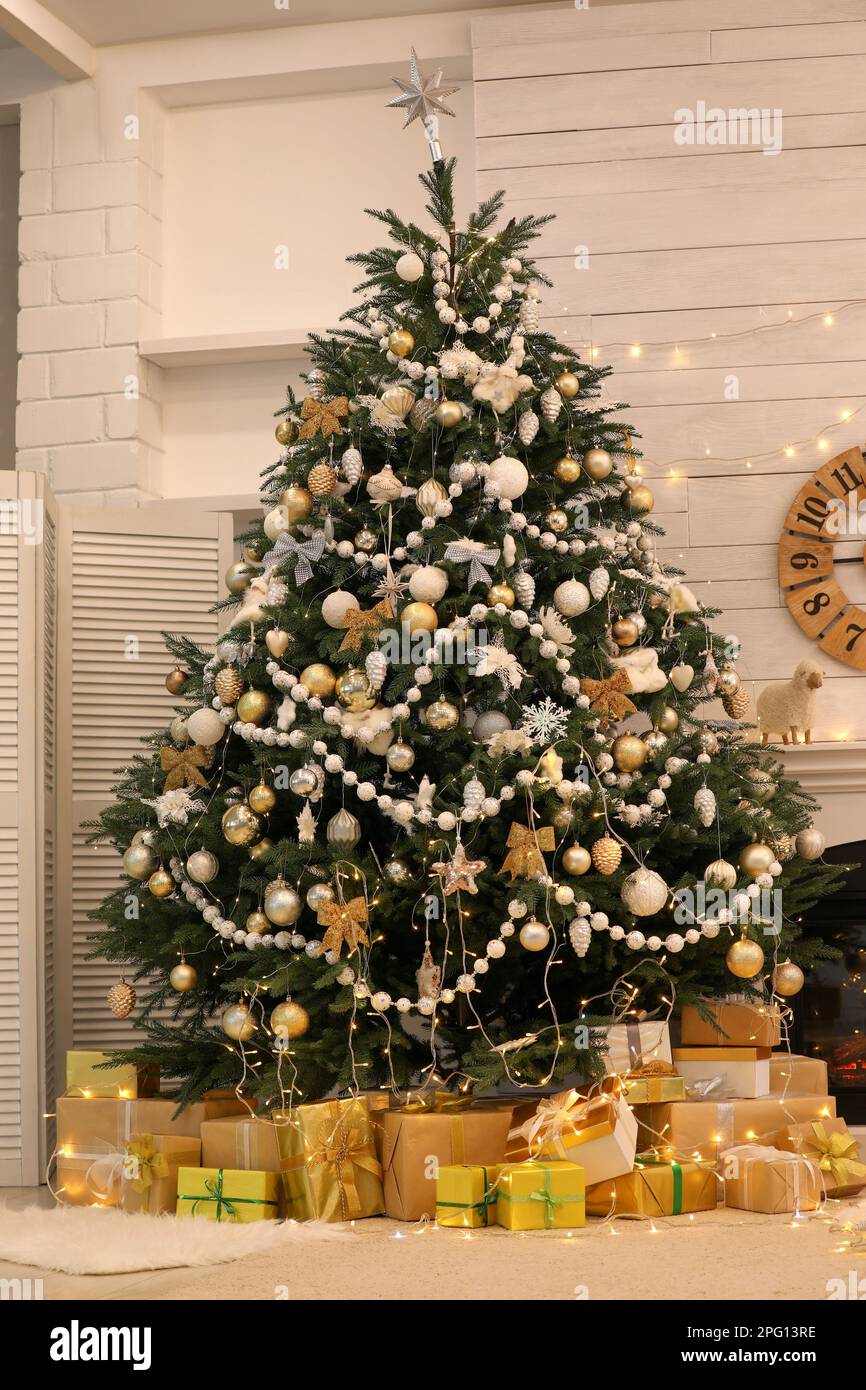 Decorated christmas tree with gift boxes hi-res stock photography and ...