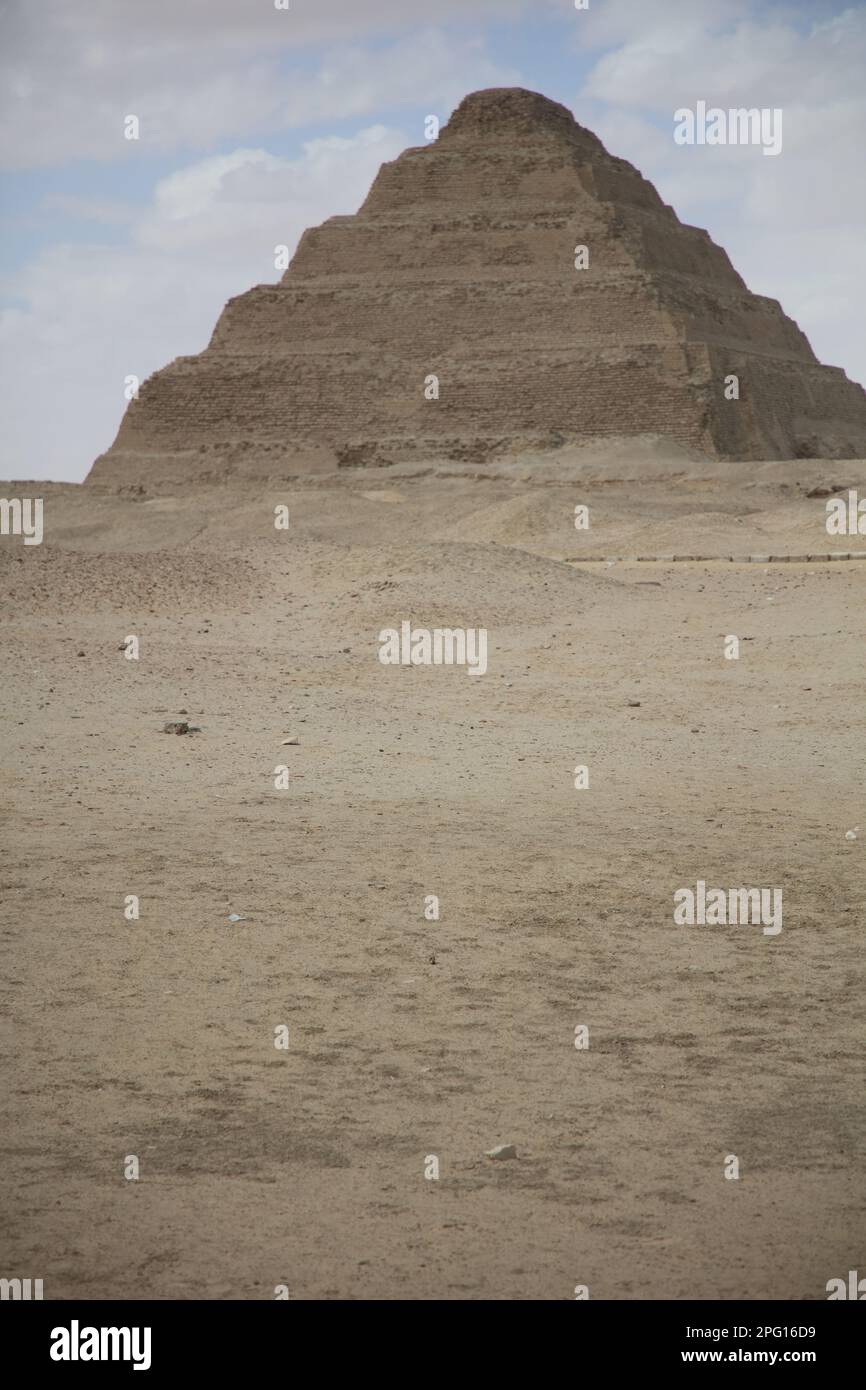Sakara pyramid behind the desert and sand Stock Photo - Alamy