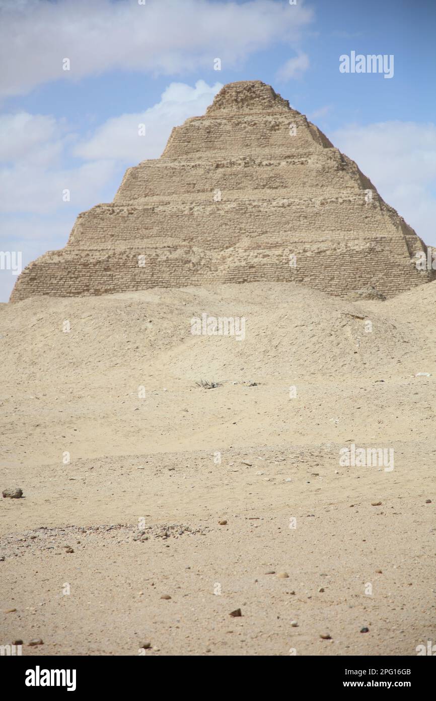 Sakara pyramid behind the desert and sand Stock Photo - Alamy