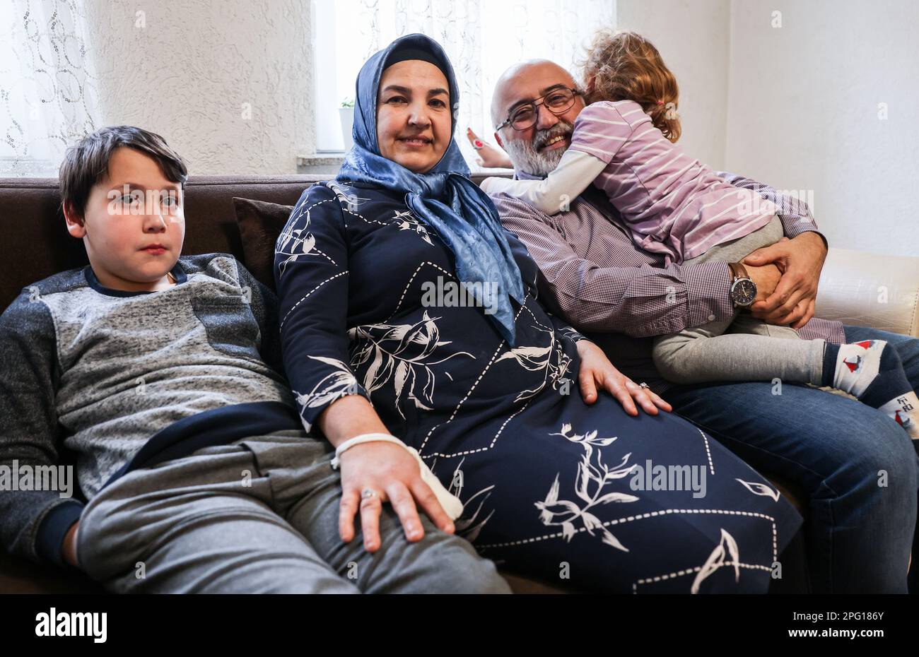 Duisburg, Germany. 15th Mar, 2023. The foster family with son Yusuf (l ...