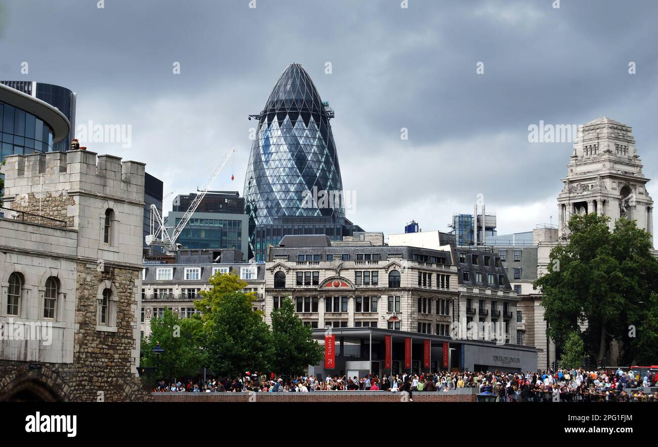 Queue of tourists buy tickets at the main entrance of The Tower of ...