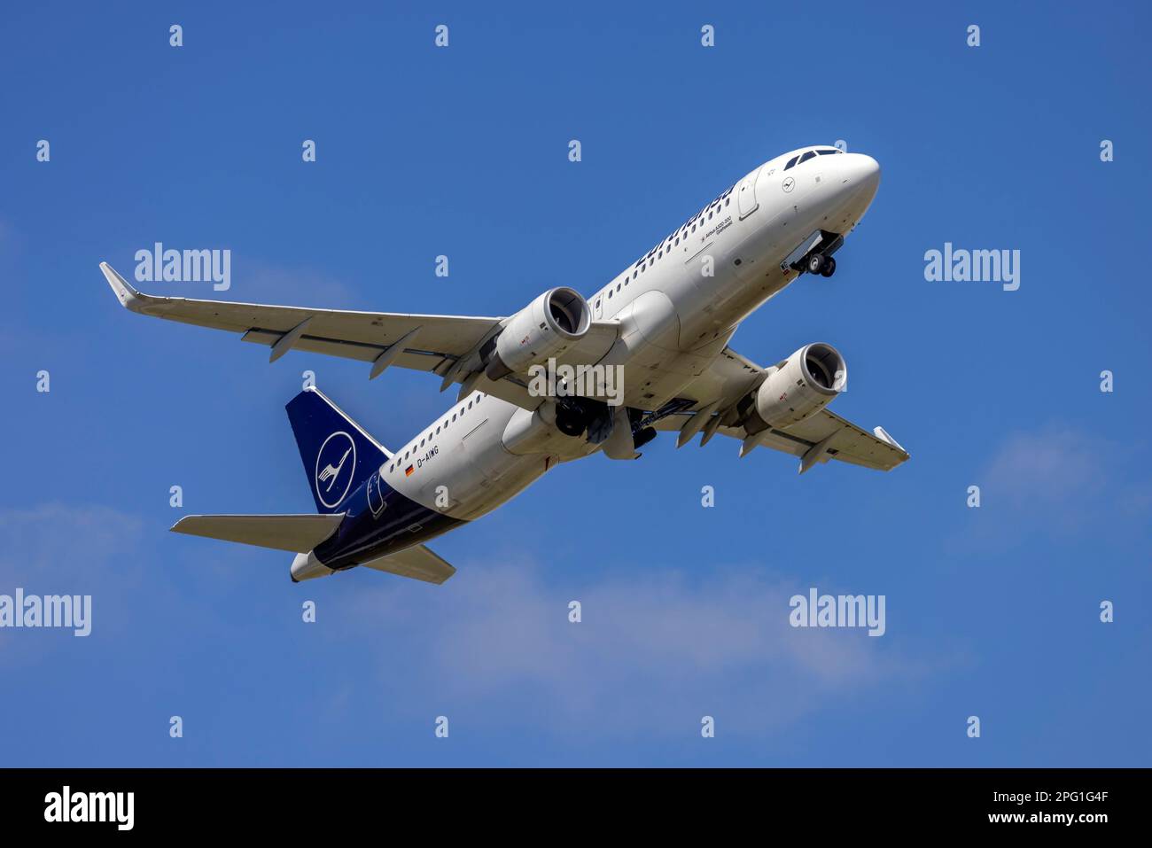Lufthansa Airbus A320-214 (Reg.: D-AIWG) climbing out of runway 13 ...