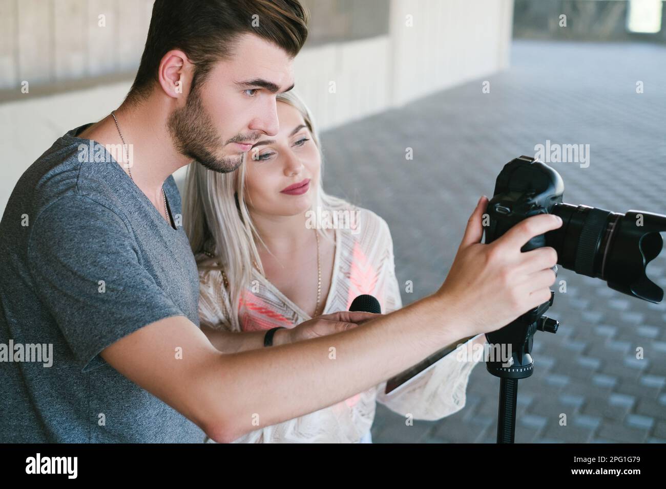 Man filming news hi-res stock photography and images - Alamy
