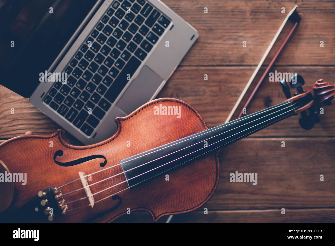 online music school classical instrument violin Stock Photo - Alamy