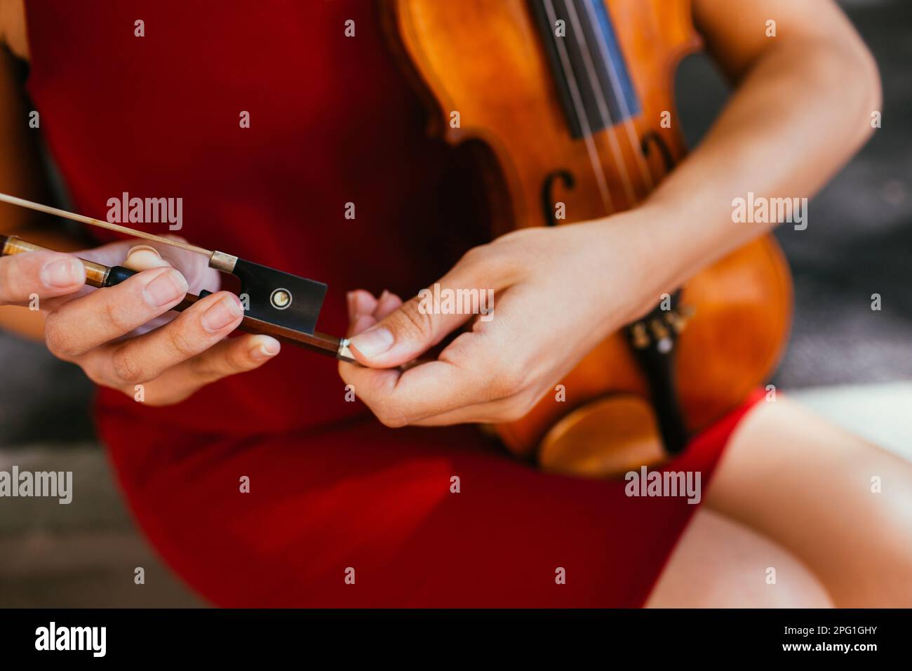 Violinist tuning hi-res stock photography and images - Alamy