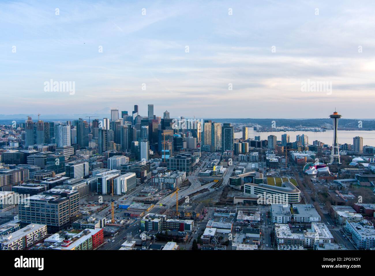 Seattle, Washington and Mount Rainier at sunset Stock Photo - Alamy