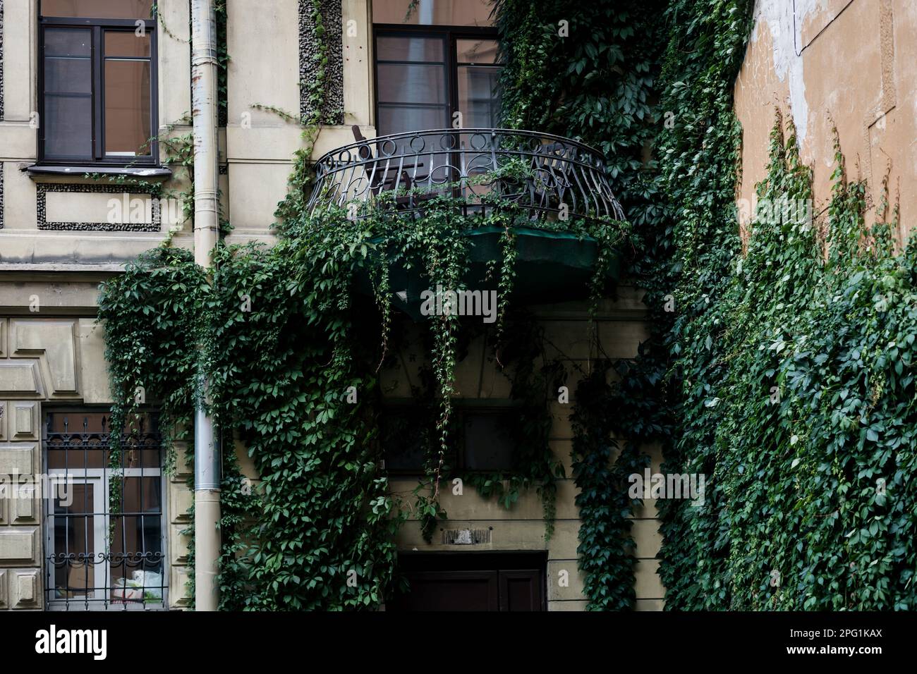Ruined balcony hi-res stock photography and images - Alamy