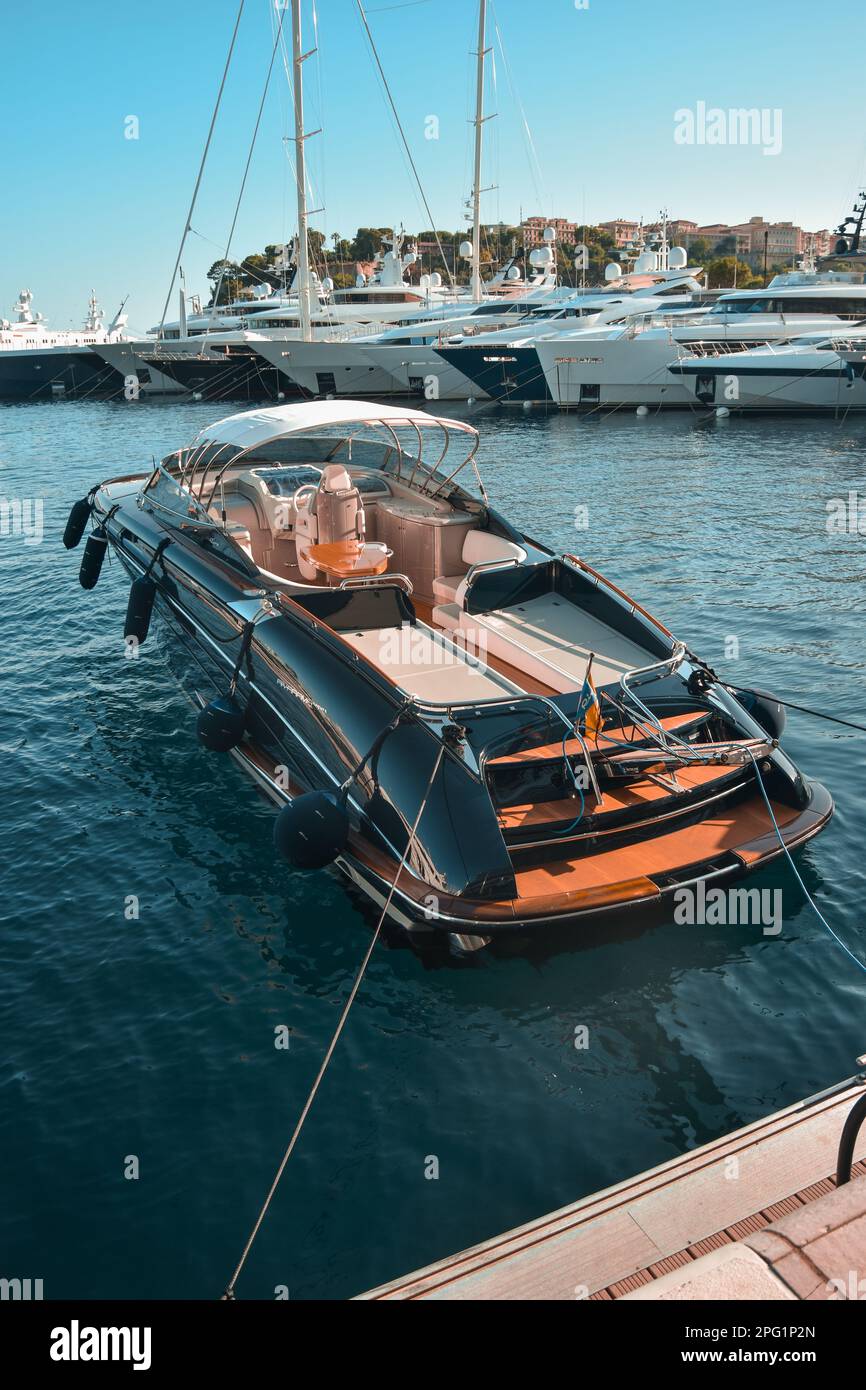Small luxury yacht hi-res stock photography and images - Alamy