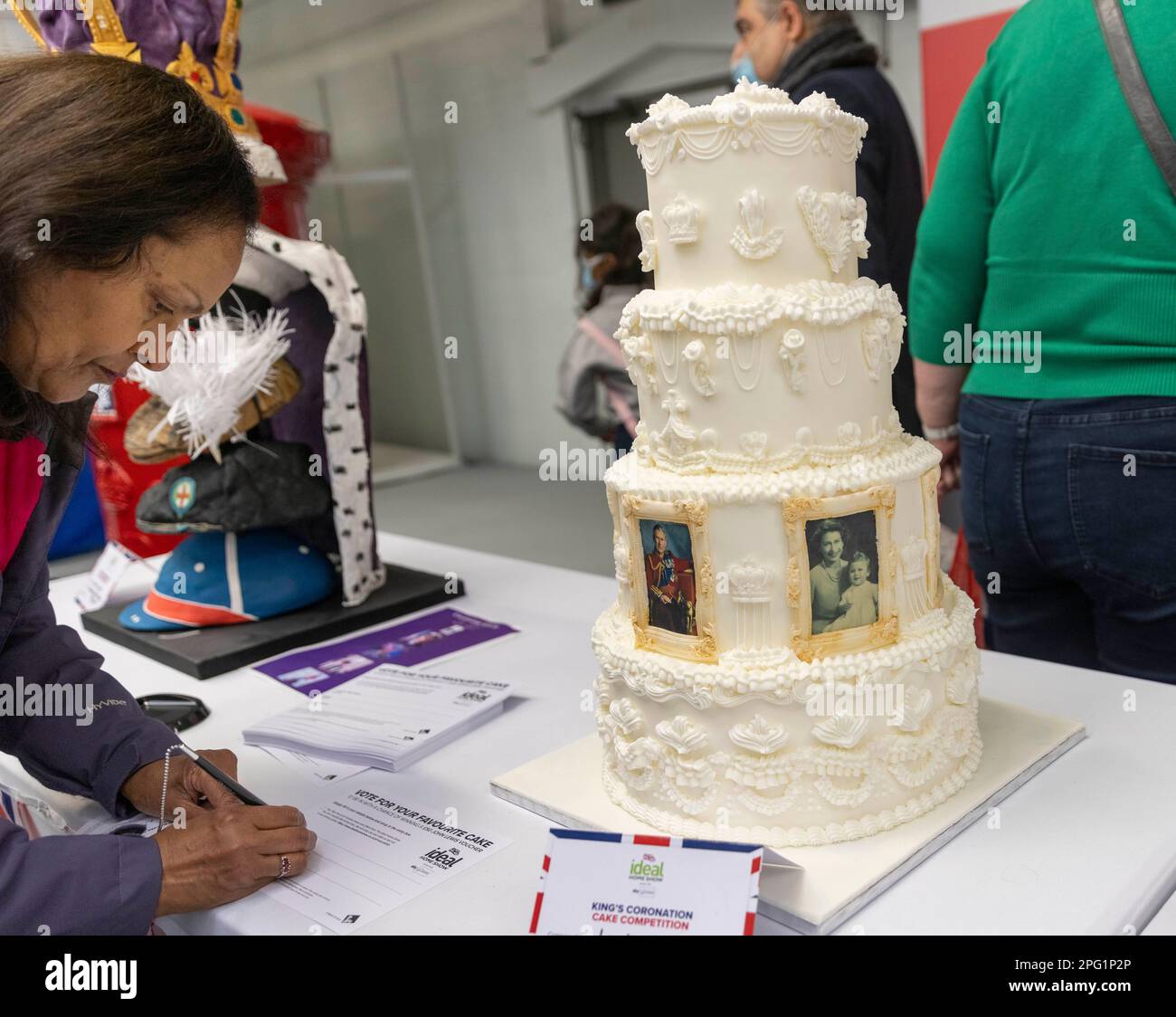 King charles coronation cakes hi-res stock photography and images - Alamy