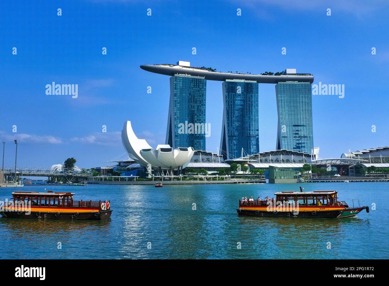 View over Marina Bay, Singapore,wtht the iconic Marina Bay Sands Hotel ...