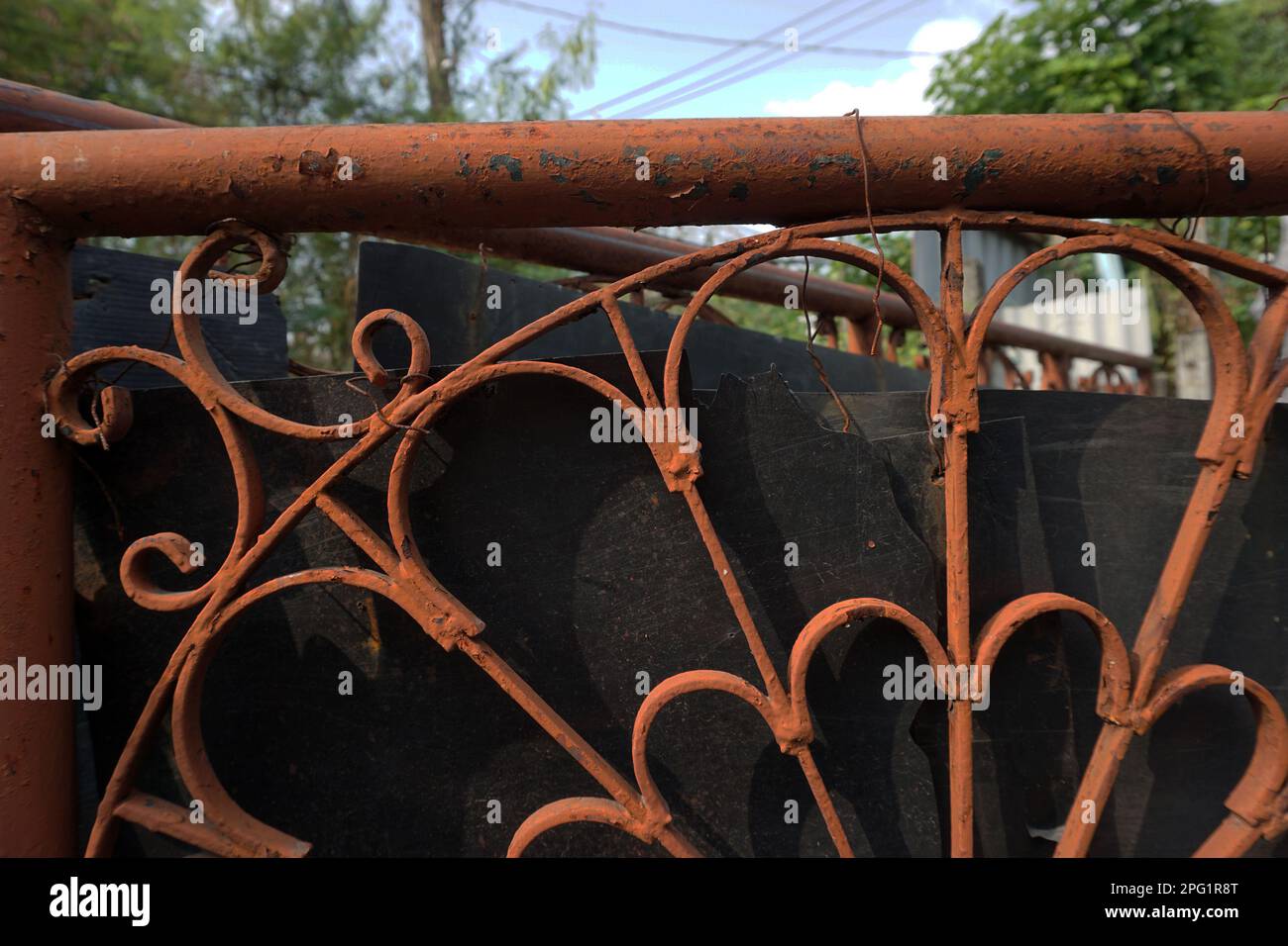 pattern of old brown iron fence Stock Photo - Alamy