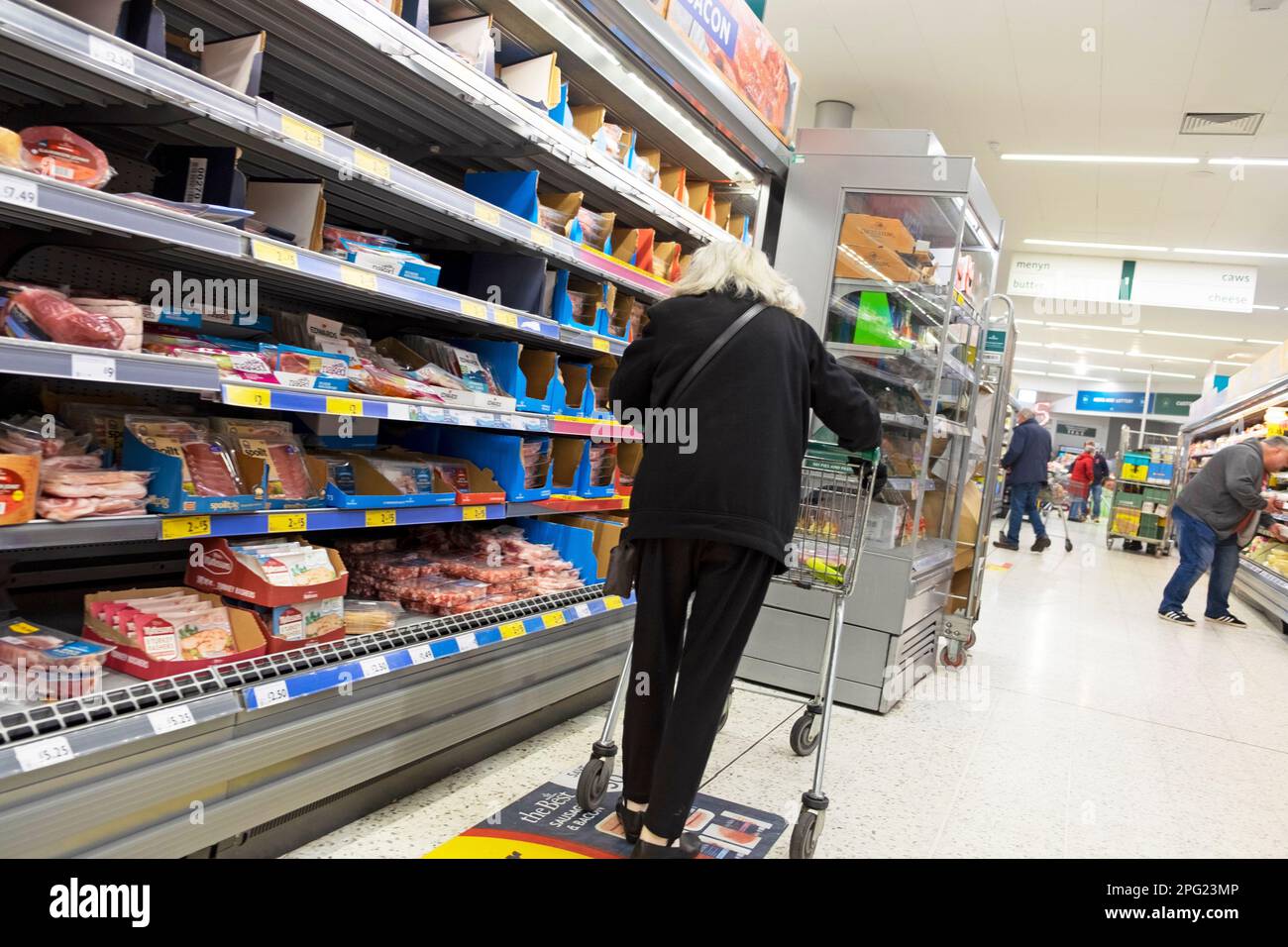 Older woman grocery shopping hi-res stock photography and images - Alamy