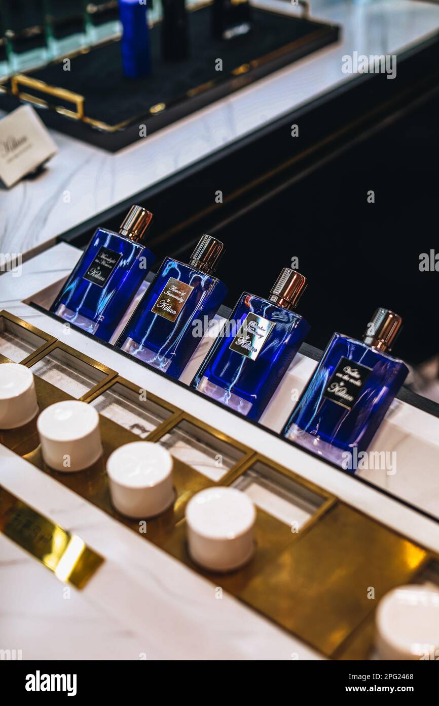 Perfume bottles display hi-res stock photography and images - Alamy
