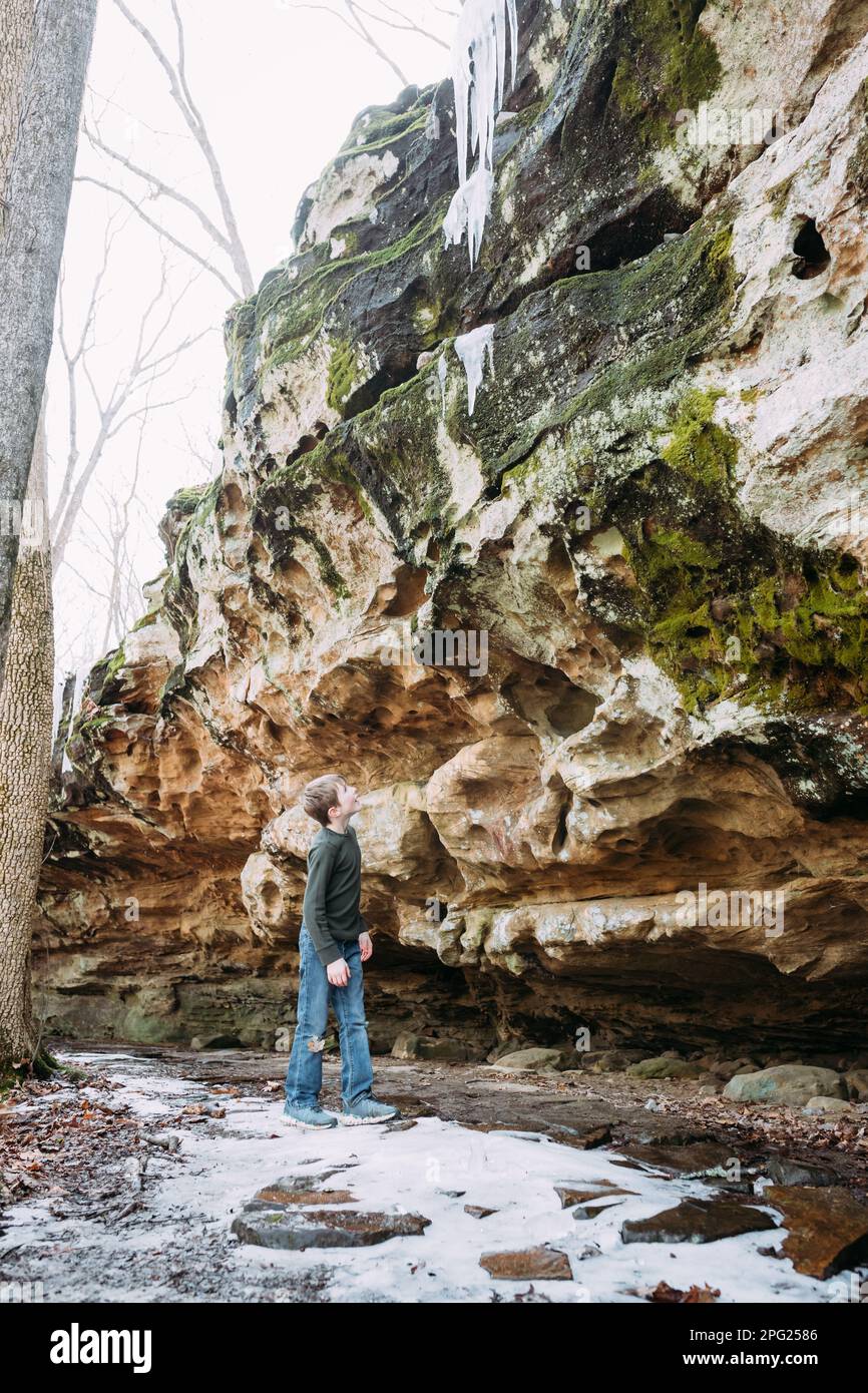 Hanging off cliff hi-res stock photography and images - Alamy