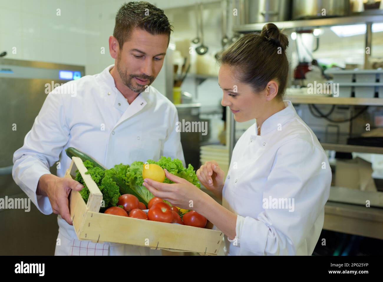 Big restaurant kitchen hi-res stock photography and images - Alamy