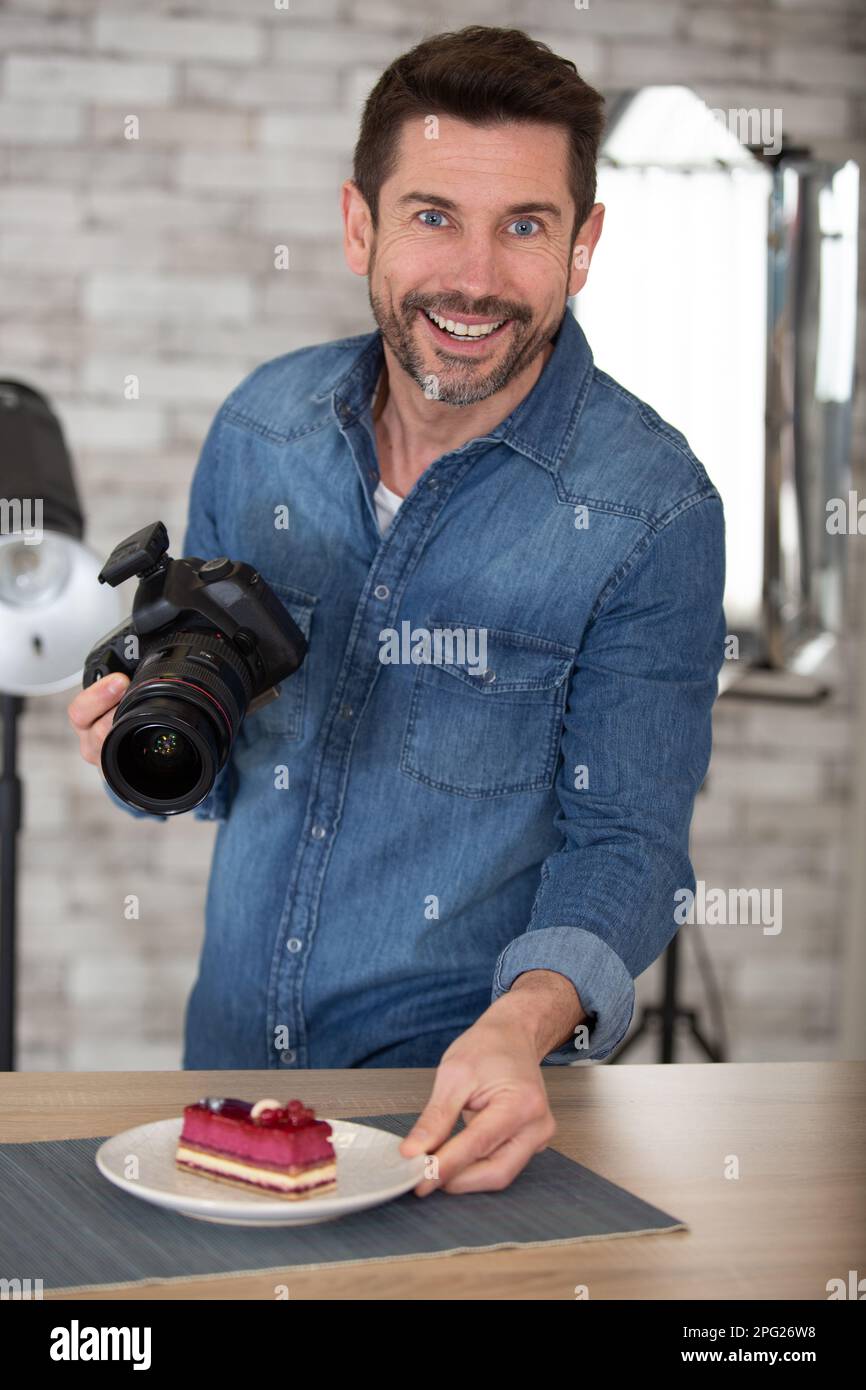 food photographer photographing cake in studio Stock Photo - Alamy