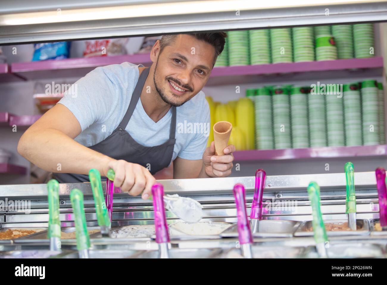 Ice cream in metal tray hi-res stock photography and images - Alamy