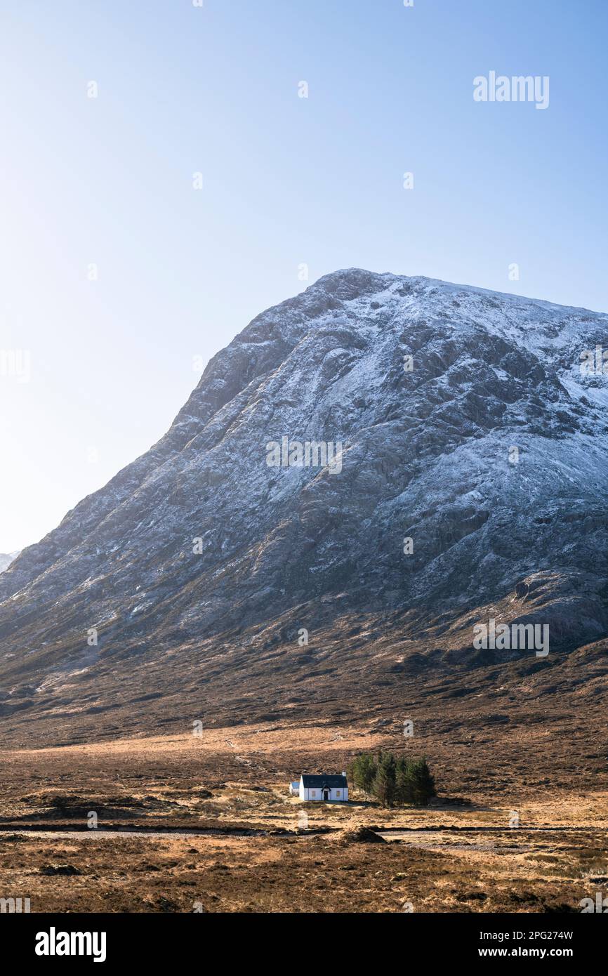 Lone white country house in the Scottish Highlands Stock Photo - Alamy