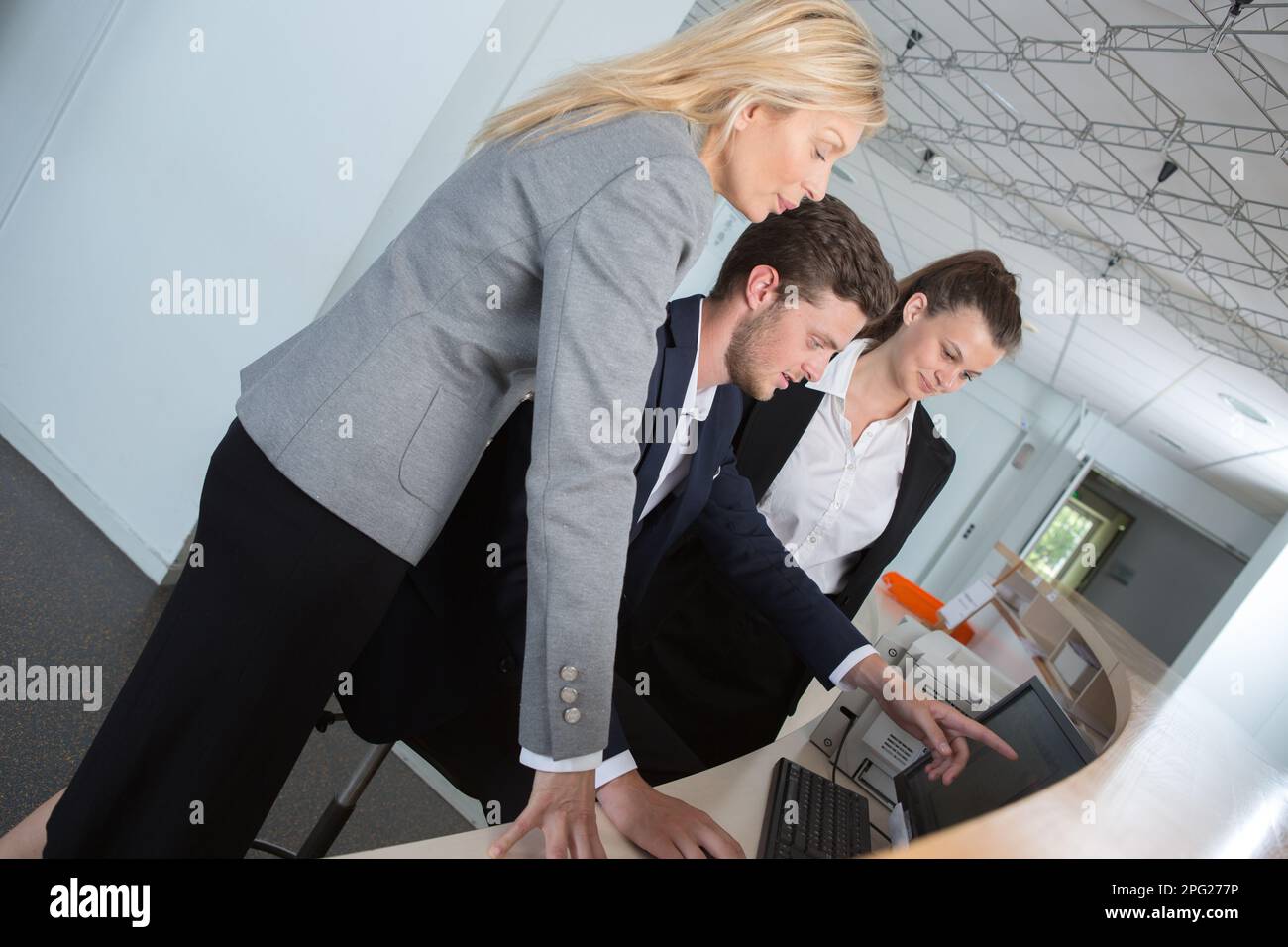 Reception hotel queue hi-res stock photography and images - Alamy