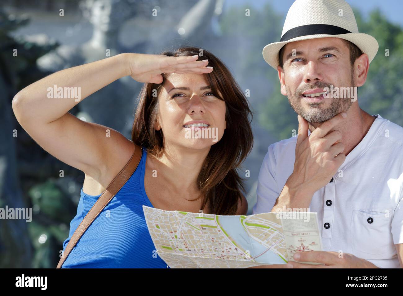 a tourist couple exploring city Stock Photo - Alamy