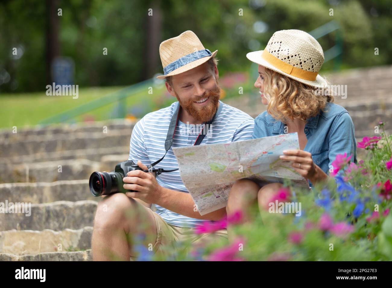 happy tourists sightseeing city with map Stock Photo - Alamy