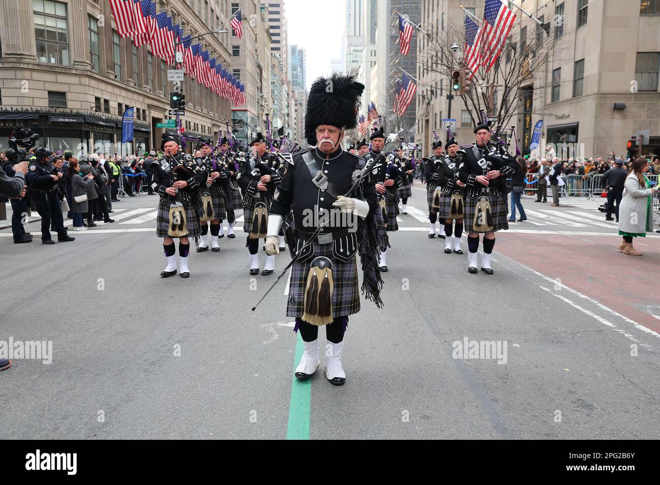 Nypd police pipe band hi-res stock photography and images - Alamy