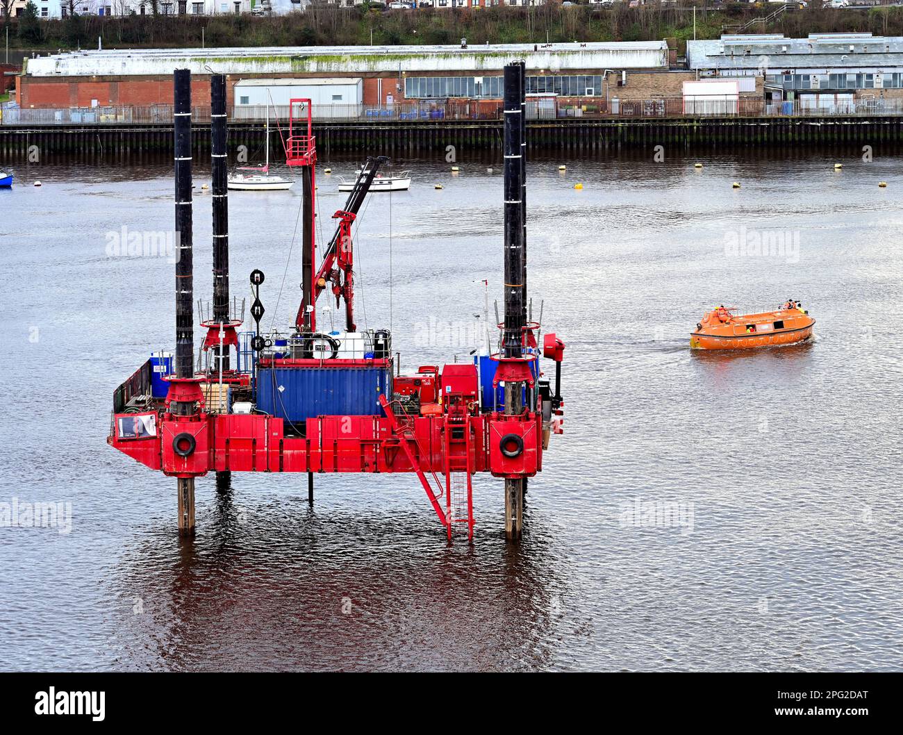 SKATE 3E drilling rig from Immingham test drilling the Tyne riverbed ...