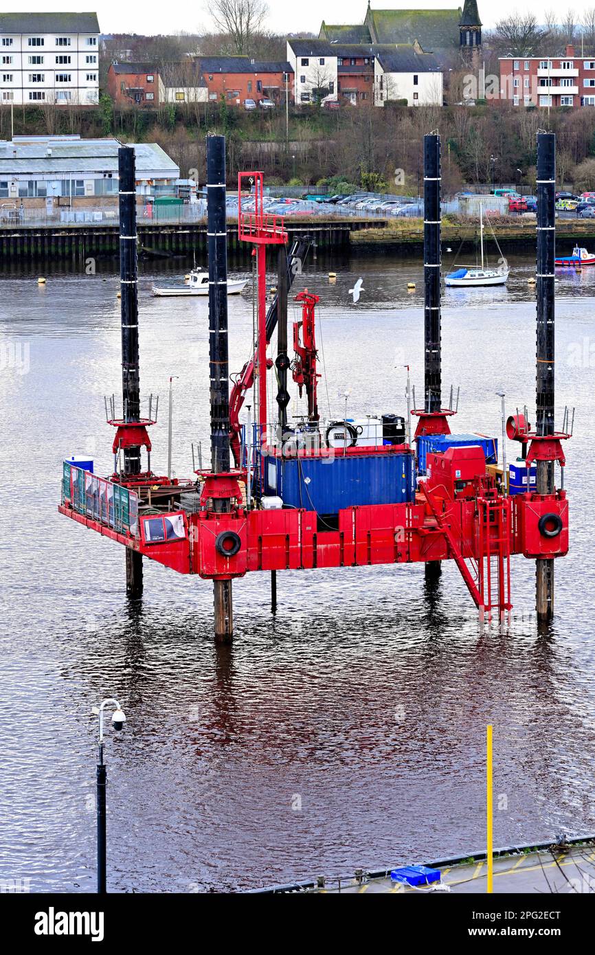 SKATE 3E drilling rig from Immingham test drilling the Tyne riverbed ...