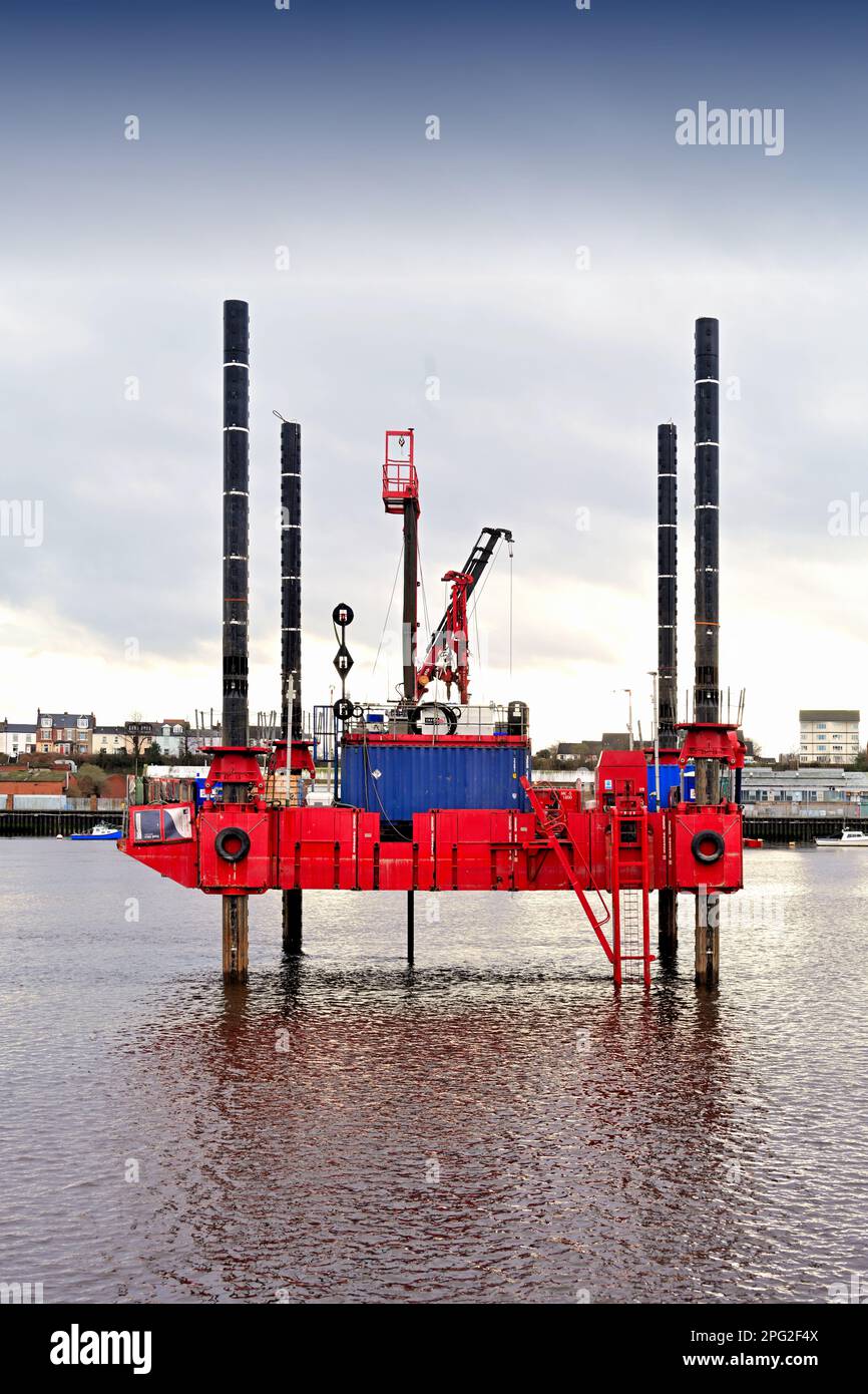 SKATE 3E drilling rig from Immingham test drilling the Tyne riverbed ...