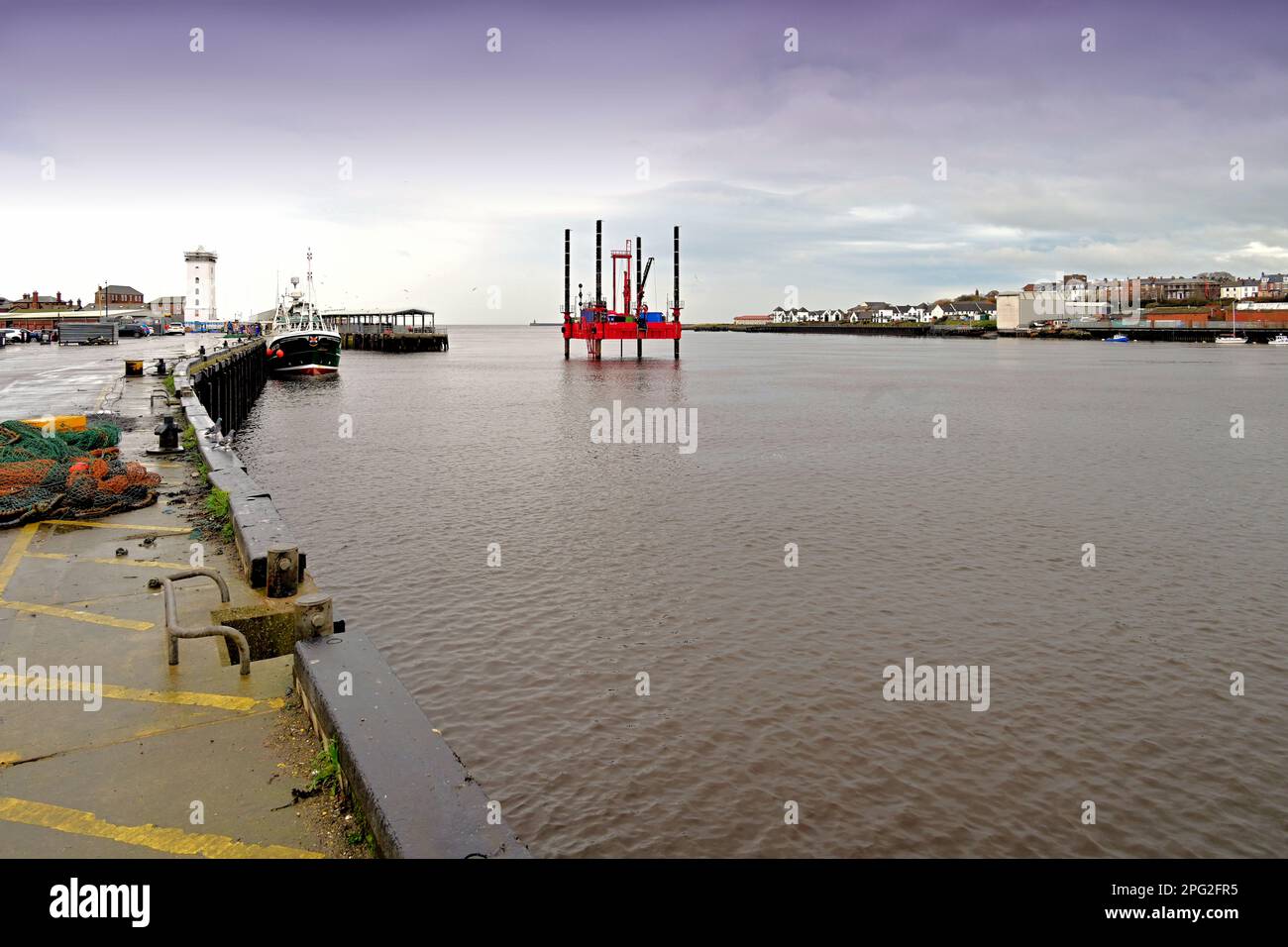 SKATE 3E drilling rig from Immingham test drilling the Tyne riverbed by ...