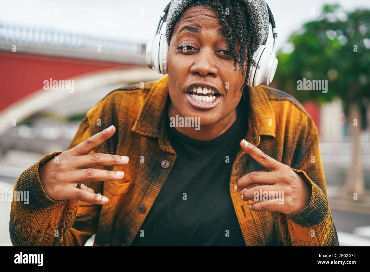 Focus sing hi-res stock photography and images - Alamy