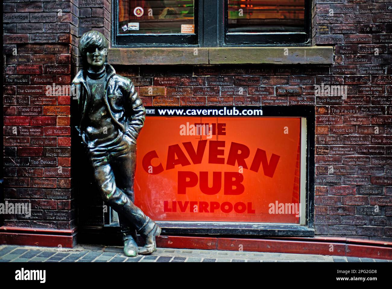 John Lennon Sculpture outside The Cavern Pub, Mathew Street, Liverpool ...