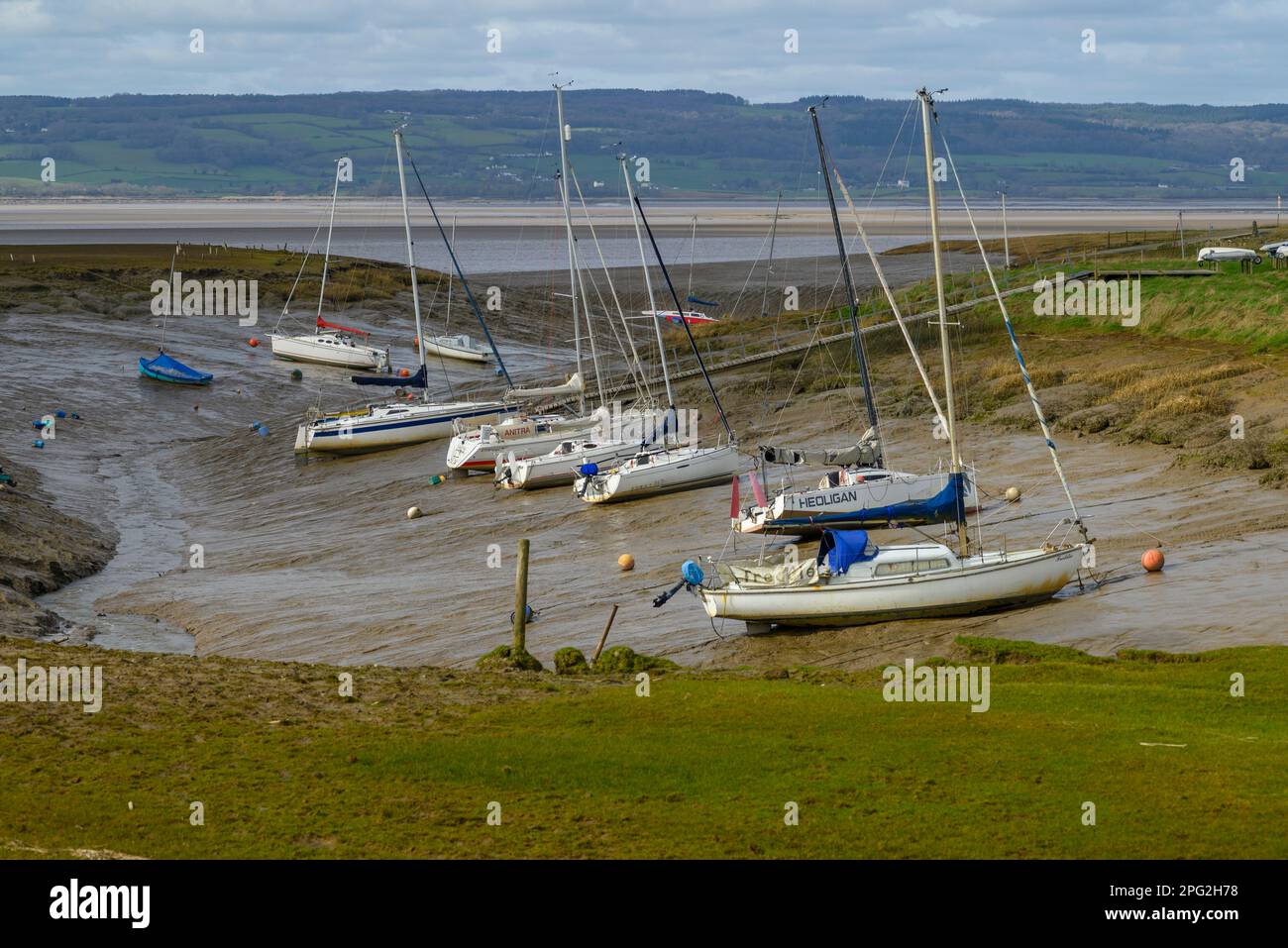 Sailing boats marooned on mud at low tide in the River Severn Estuary ...