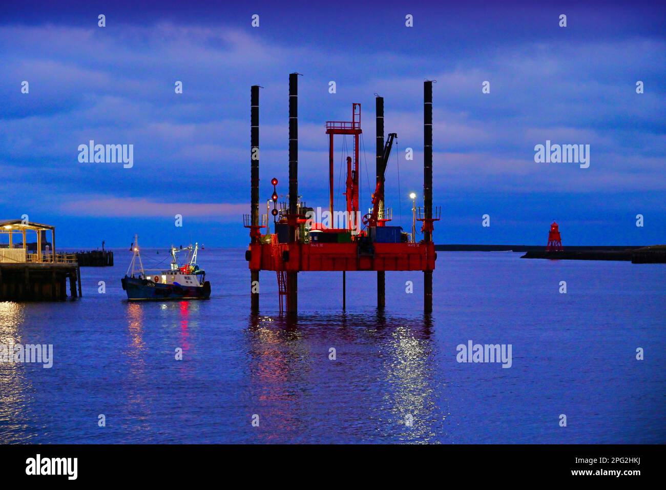 SKATE 3E drilling rig from Immingham test drilling at night the Tyne ...