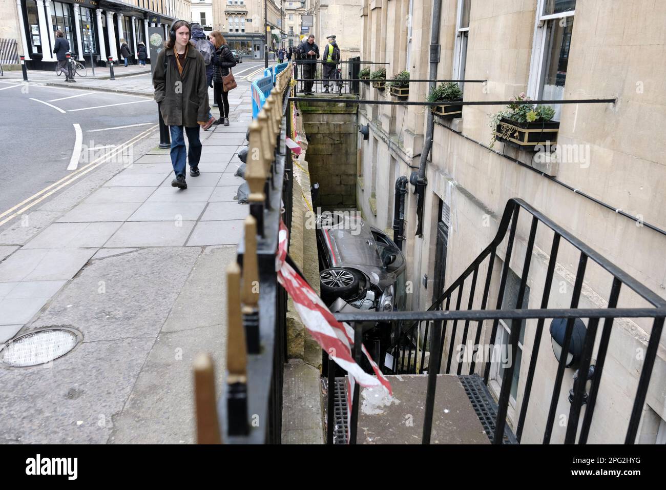 Bath, 20th March 2023. A car has fallen into the gap between the ...