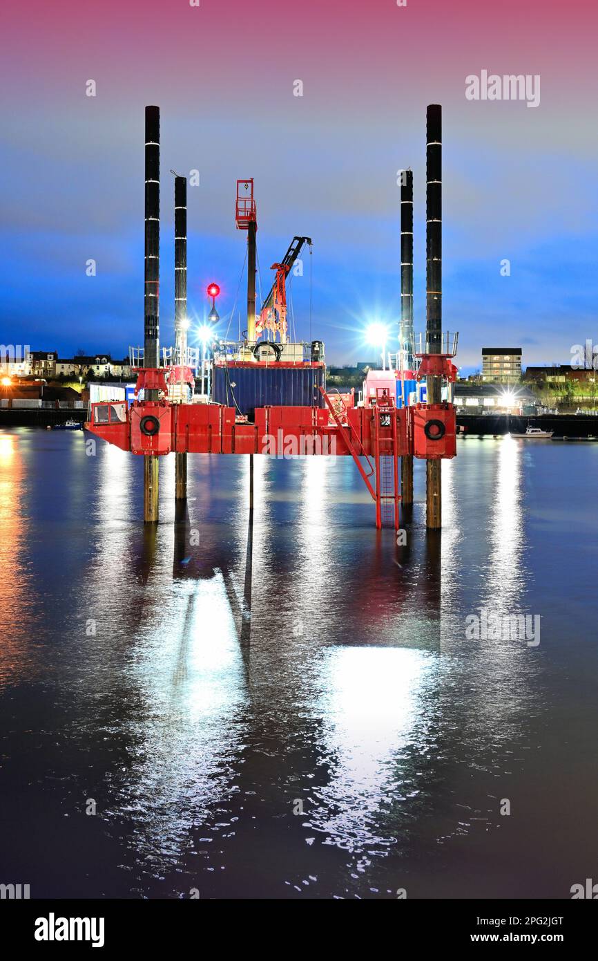 NZ7 4432 SKATE 3E drilling rig from Immingham test drilling at night ...