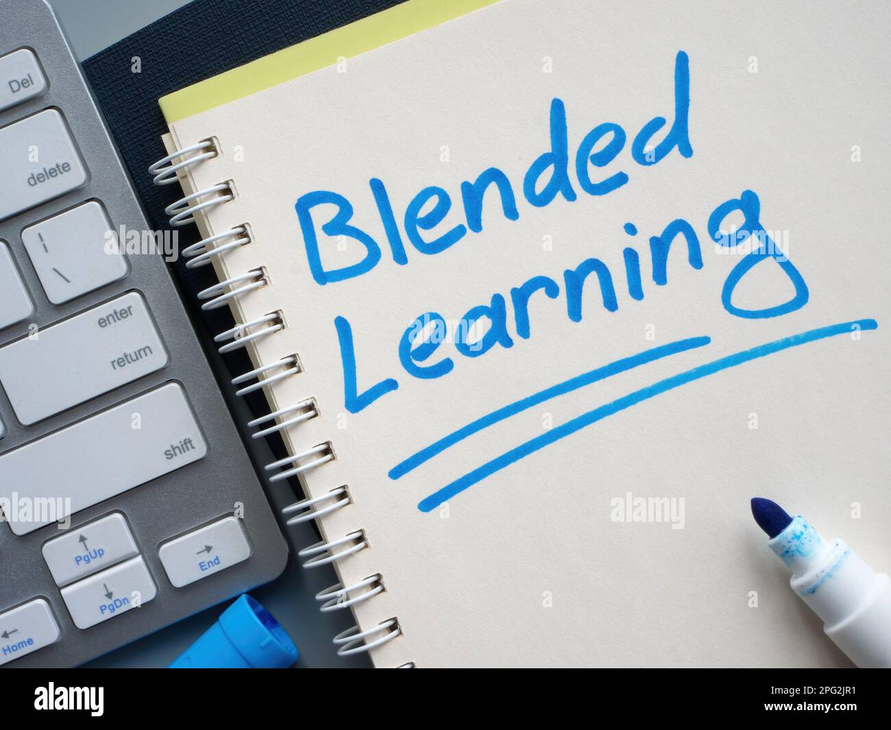Keyboard and notebook with inscription blended learning Stock Photo - Alamy
