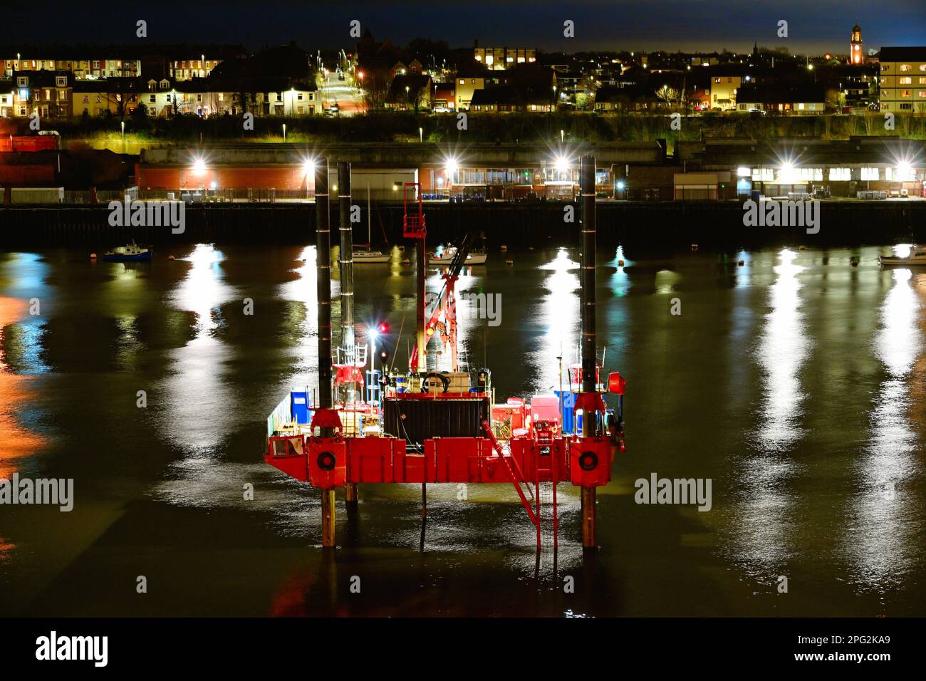 SKATE 3E drilling rig from Immingham test drilling at night the Tyne ...