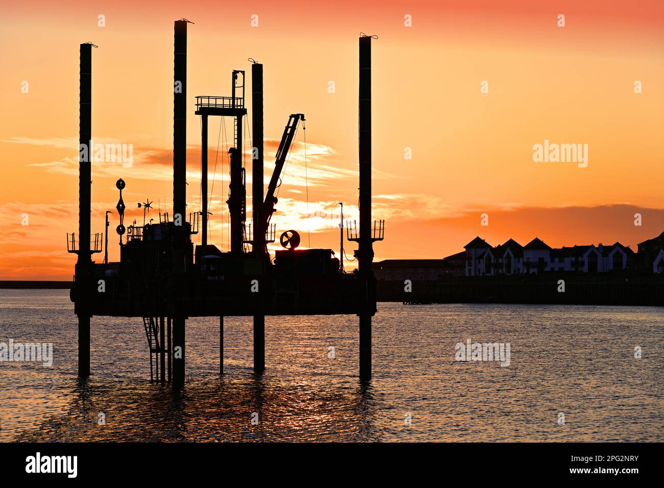 SKATE 3E drilling rig from Immingham test drilling at dawn the Tyne ...